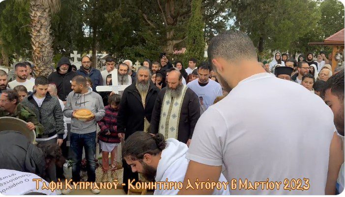 Το «Χριστός Ανέστη» πάνω από τον τάφο του Κυπριανού! - Δίκτυο Ελληνισμού